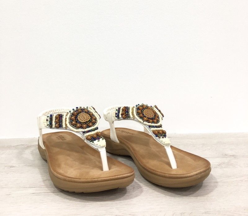 Sandalia Plana de Dedo Indú Blanco — Zapatos Calzados Germans